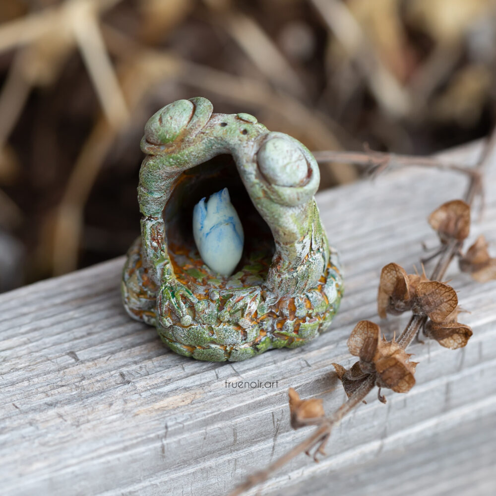 Milestone Frog Lantern figurine - True Noir